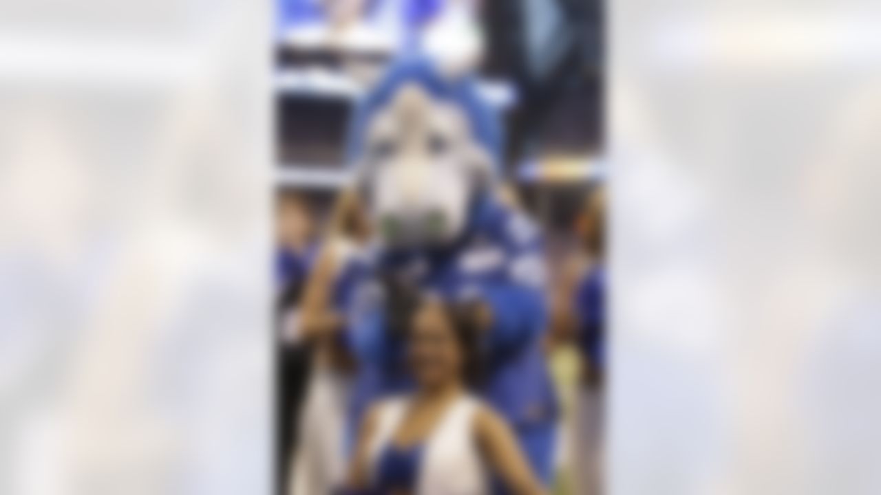 Cheerleaders Shave Heads for Pagano