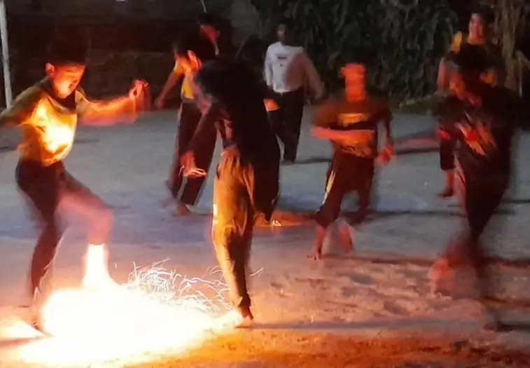Sepak bola api, tradisi unik penguji keberanian. – Nasionalnews
