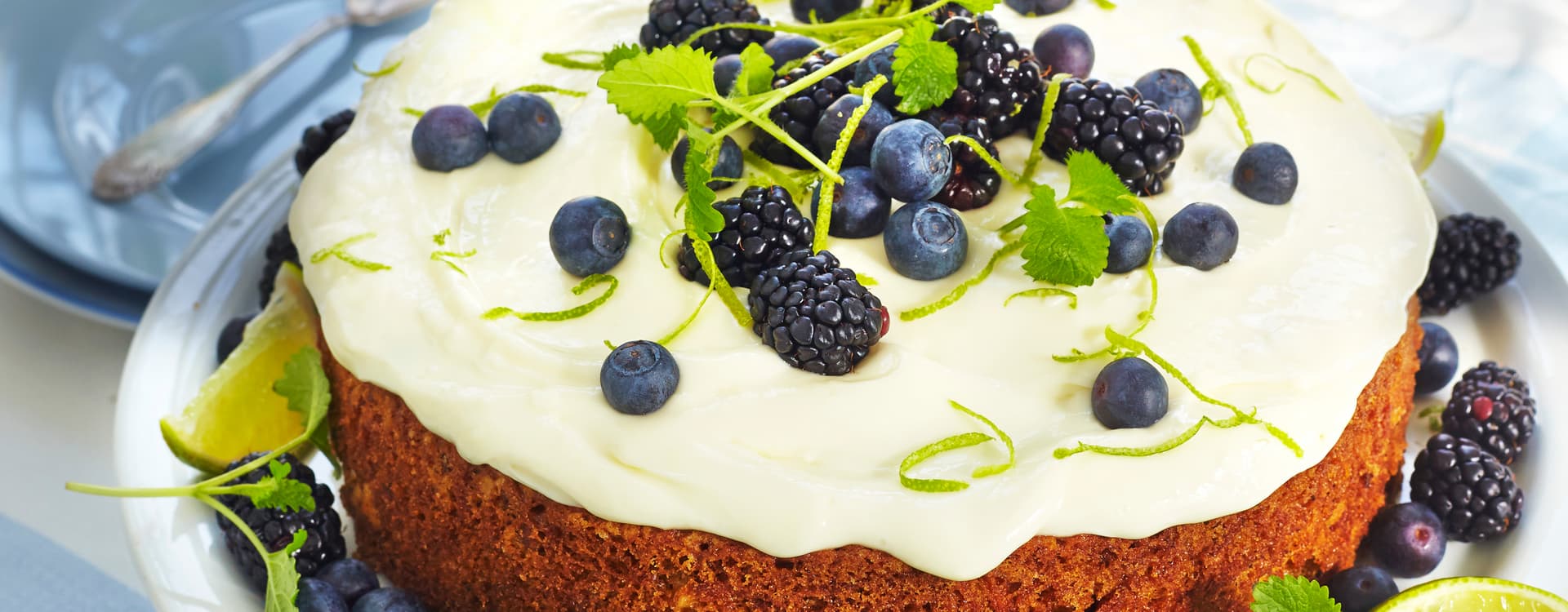 Gulrotkake med friske bær | KIWI