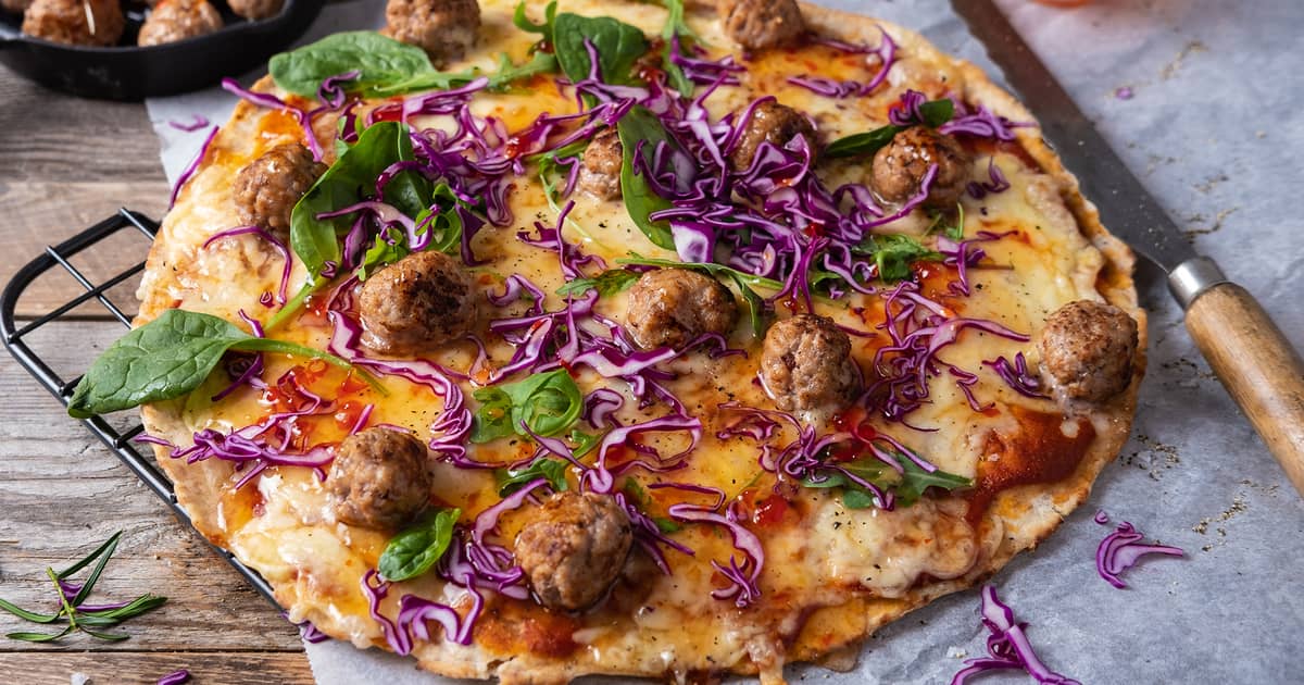 Pizza med medisterboller og rødkål | Oppskrift | Meny.no