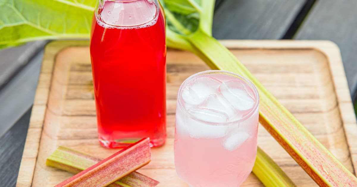 Rabarbrasaft | Oppskrift | Meny.no