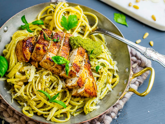 Pasta med saftig kylling og hjemmelaget pesto | Oppskrift | Meny.no