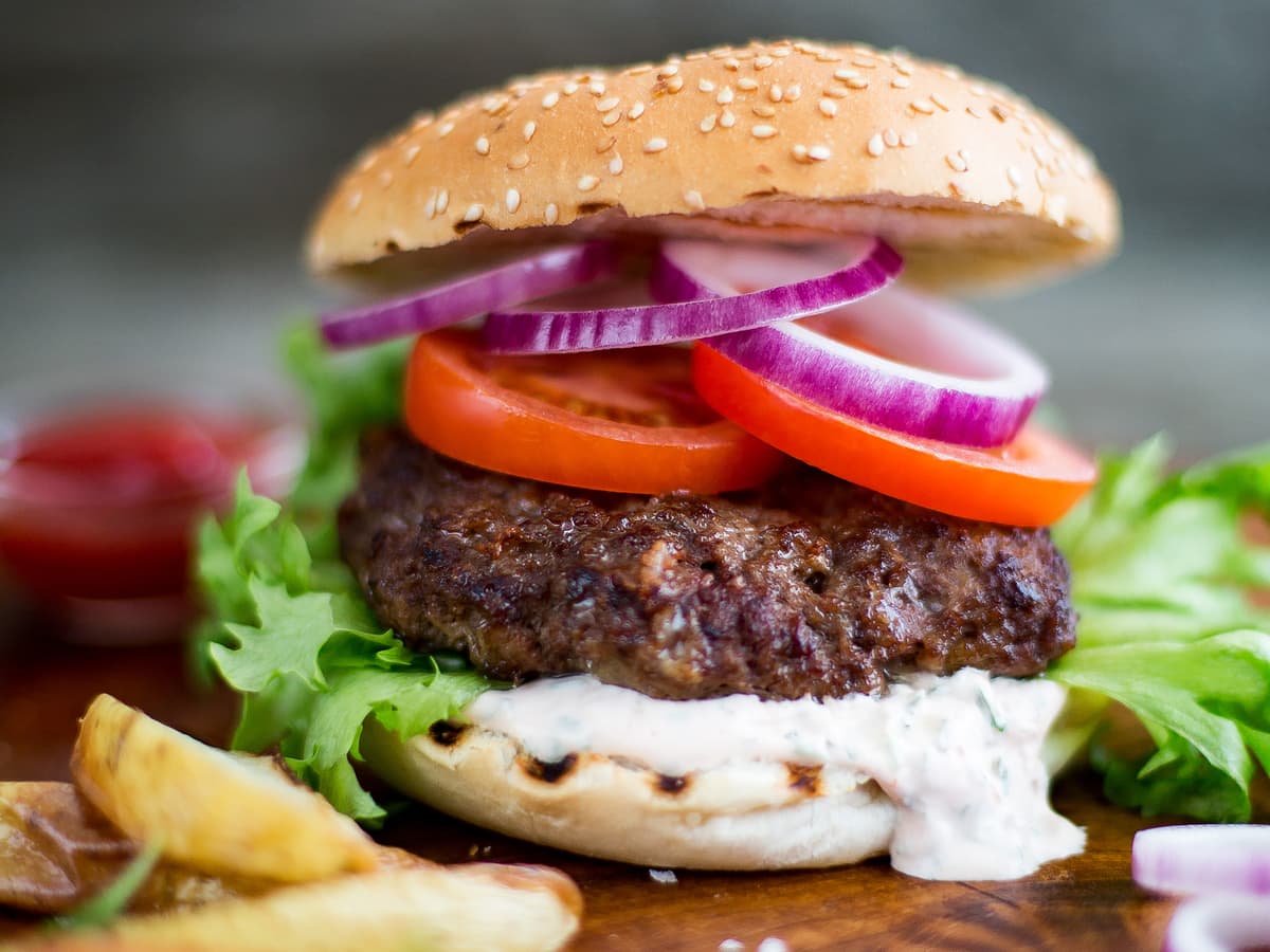 Hjemmelaget hamburger | Våre beste oppskrifter | Meny.no Hjemmelaget hamburger | Våre beste oppskrifter | Meny.no