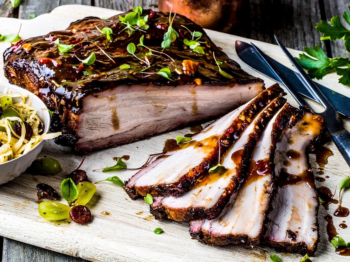 Glasert ribbe med godt tilbehør | Oppskrift | Meny.no