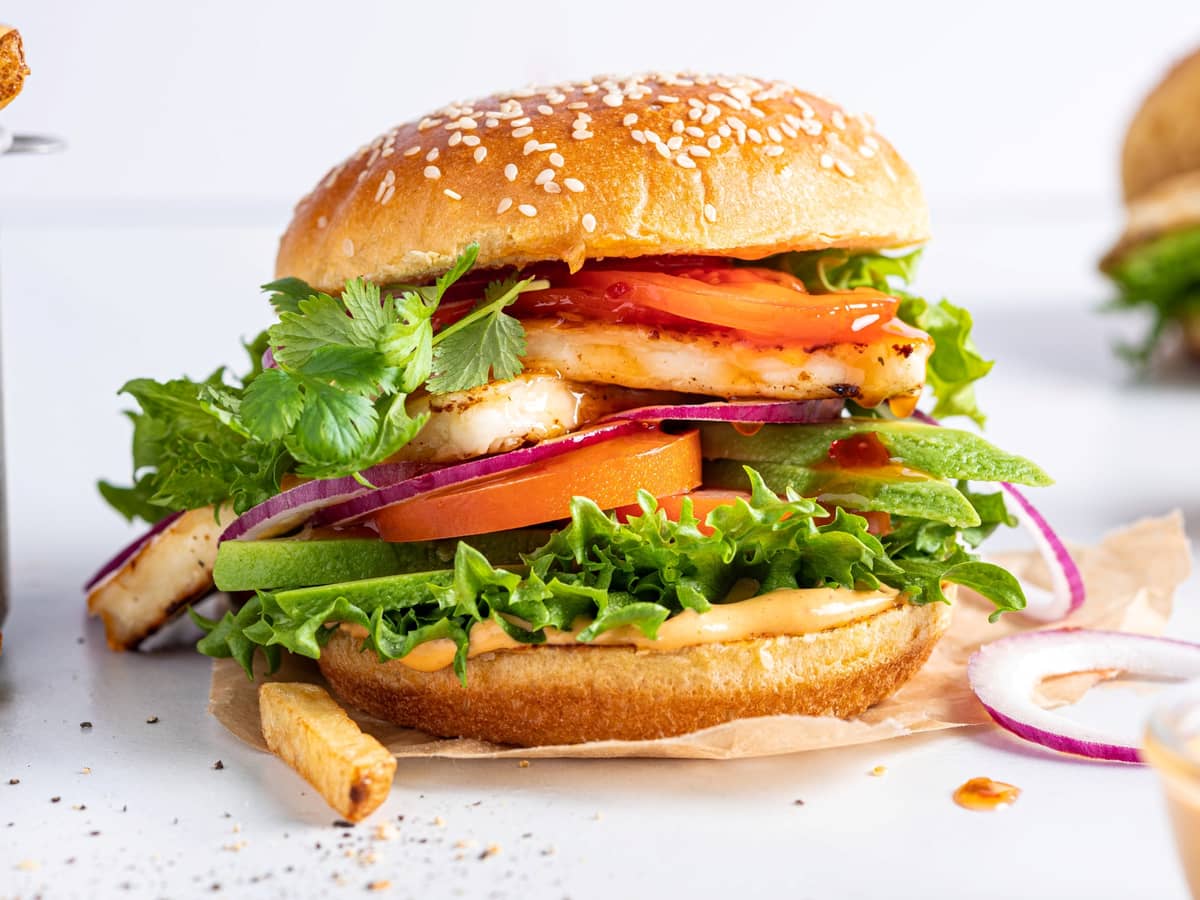 Hjemmelaget hamburger | Våre beste oppskrifter | Meny.no Hjemmelaget hamburger | Våre beste oppskrifter | Meny.no