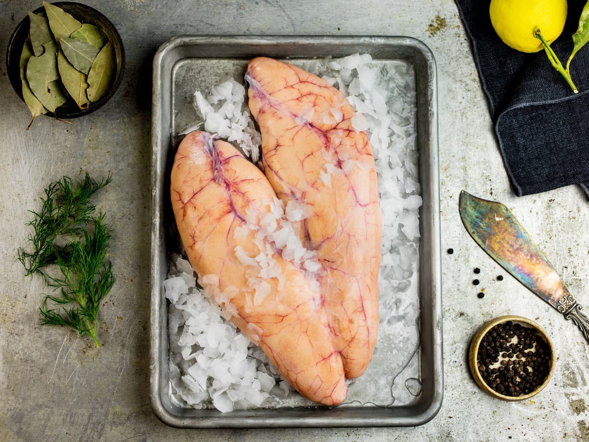 Slik koker du torskelever og torskerogn | Meny.no