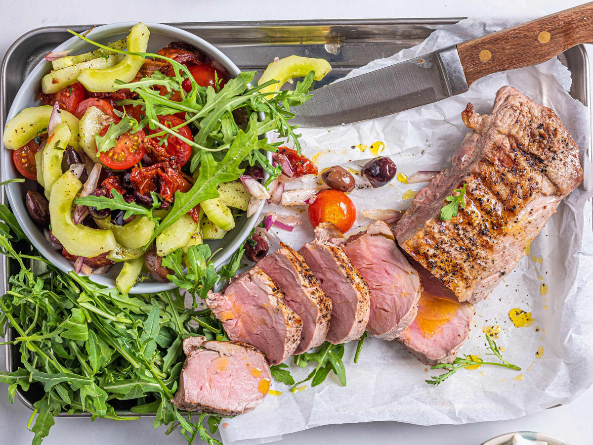 Grillet svinefilet med ruccolasalat | Oppskrift | Meny.no