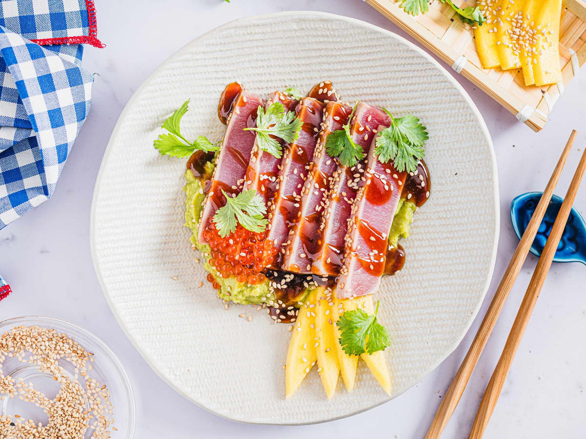Tunfisk tataki med avokado og mango | Oppskrift | Meny.no