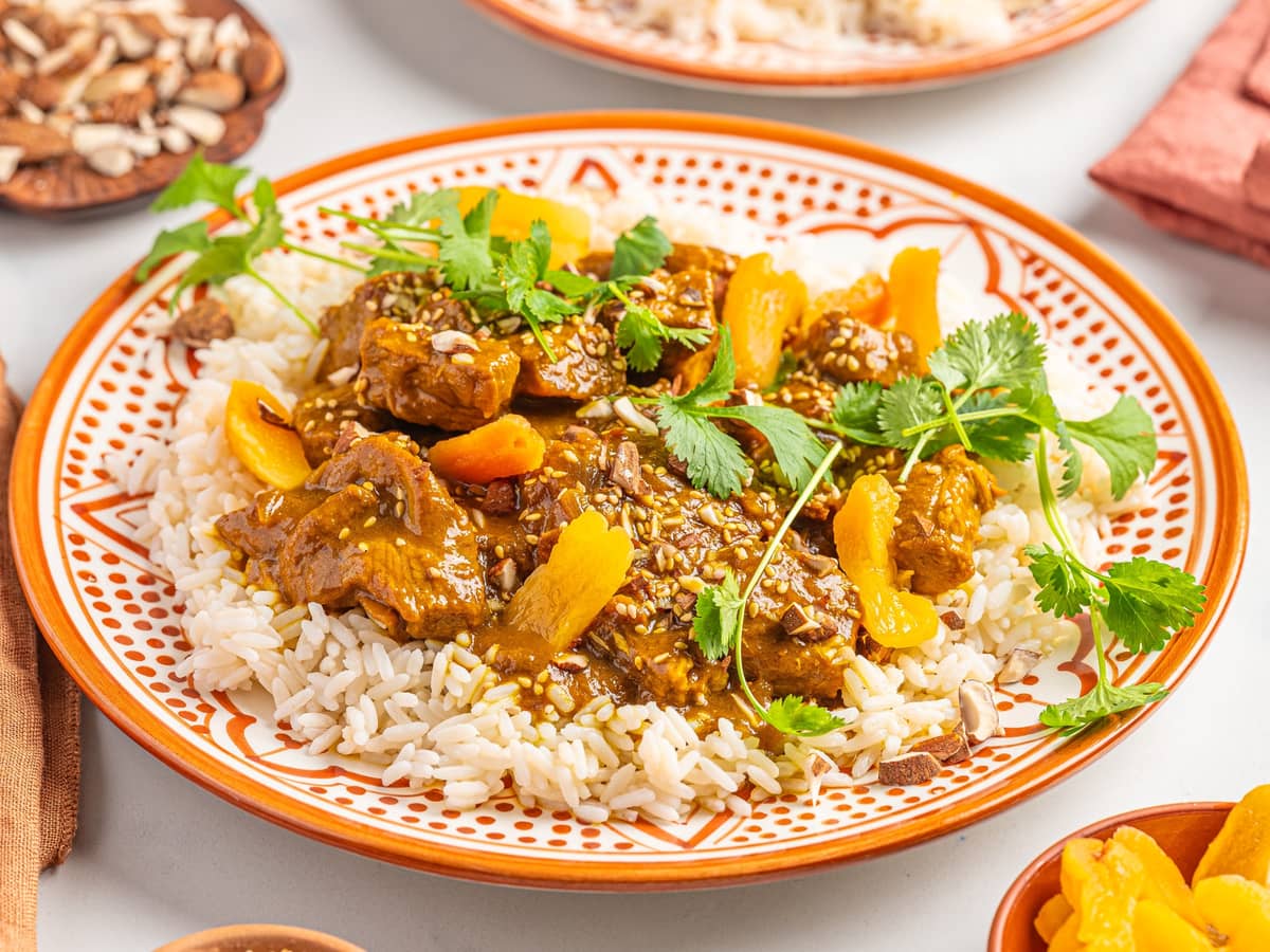 Lammegryte med aprikos og mandler | Oppskrift | Meny.no