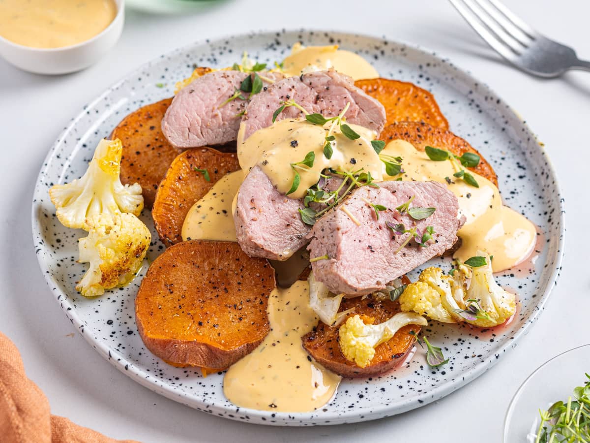 Helstekt svinefilet med ovnsbakt søtpotet | Oppskrift | Meny.no