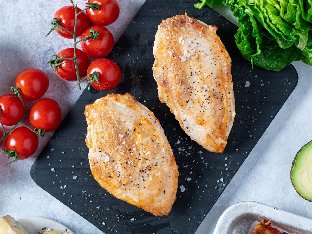 Slik steker du kyllingfilet og kyllinglår | Meny.no