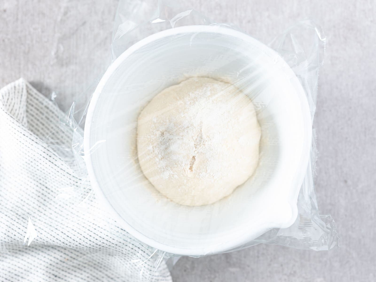 Langtidshevet pizzadeig | 48-timers deig | Oppskrift | Meny.no