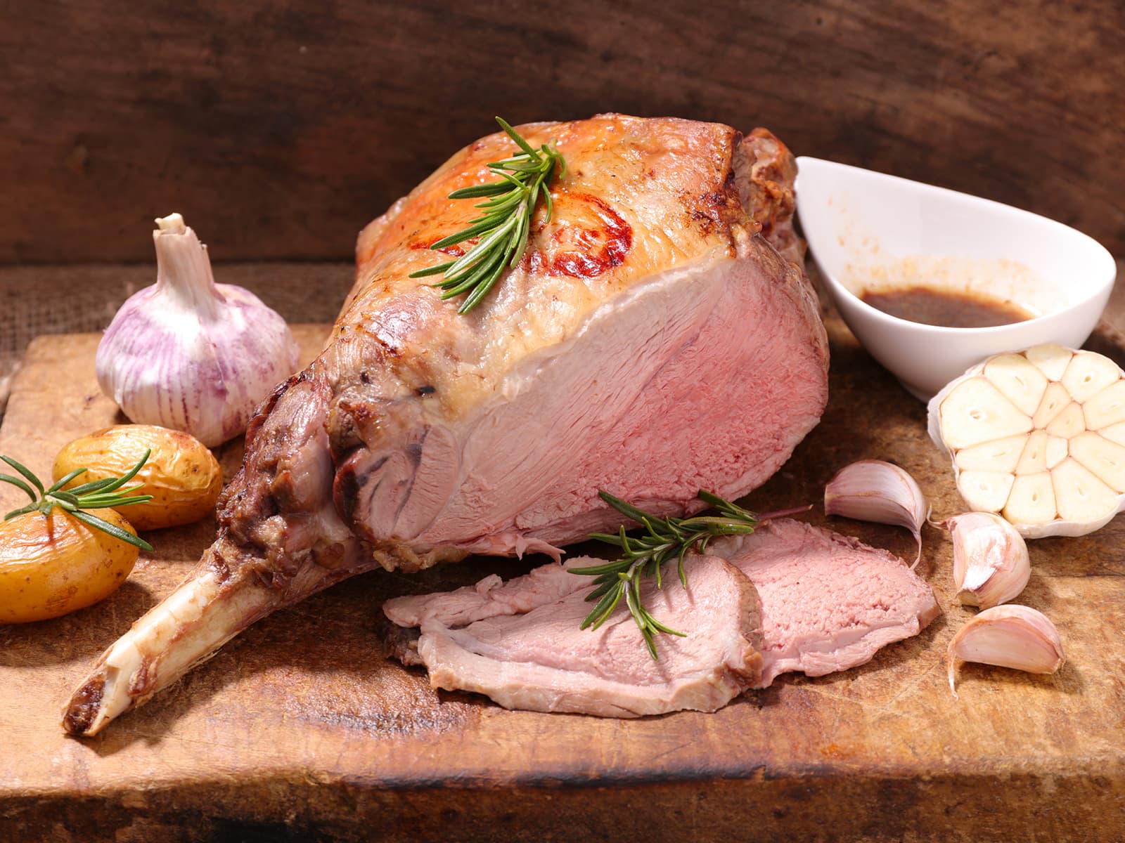 Klassisk lammestek med hvitløk og rosmarin | Oppskrift | Meny.no