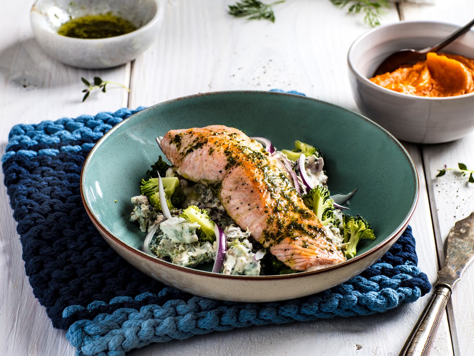 Stekt laks med søtpotetmos og brokkolisalat | Oppskrift | Meny.no