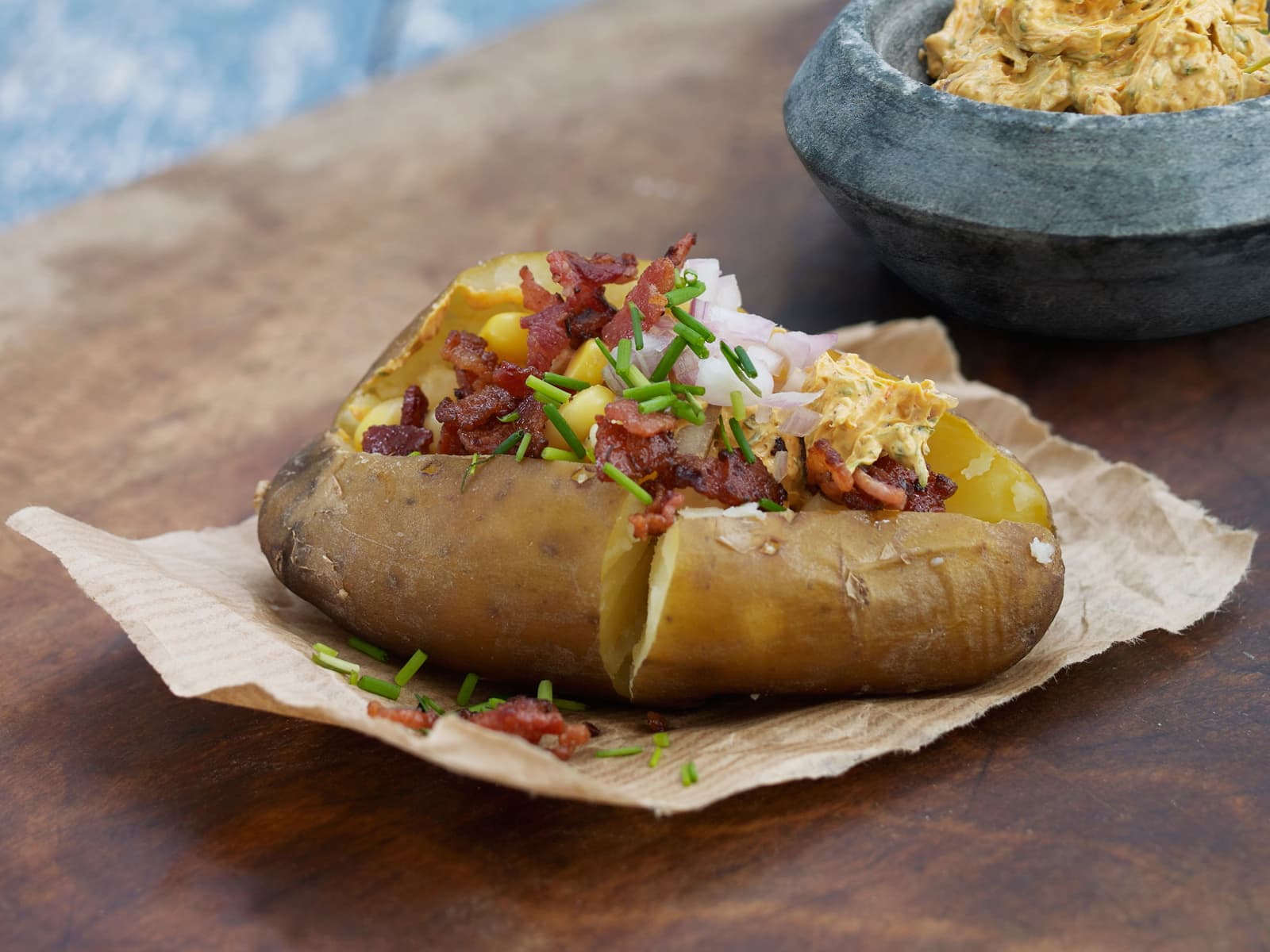 Bakt potet med bacon, rømme og mais | Oppskrift | Meny.no