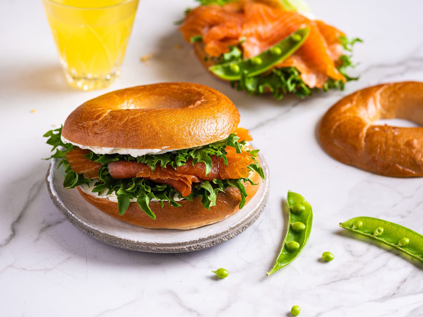 Bagel med kremost og røkelaks | Oppskrift | Meny.no
