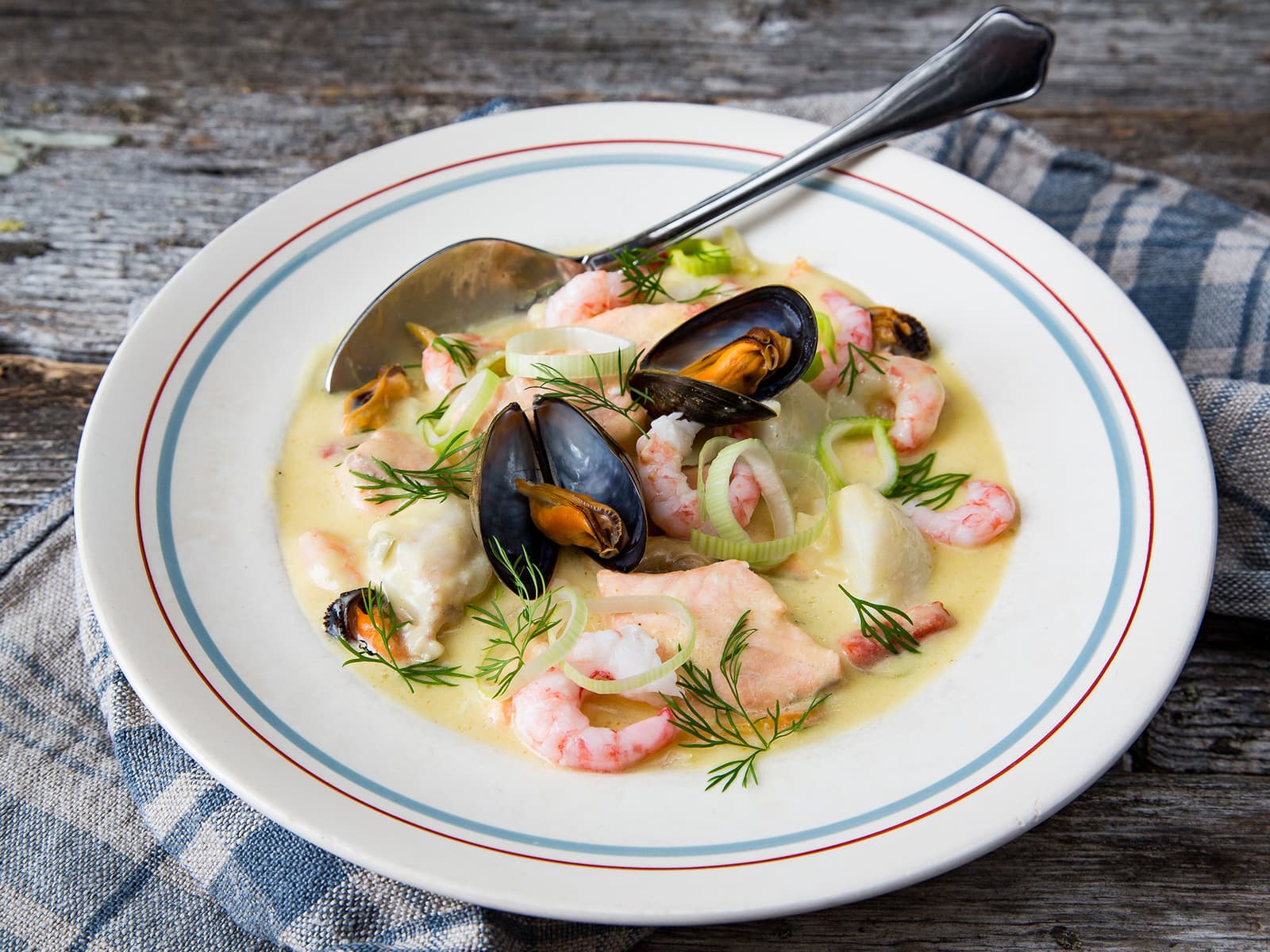 Kremet fiskesuppe med blåskjell og reker | Oppskrift | Meny.no