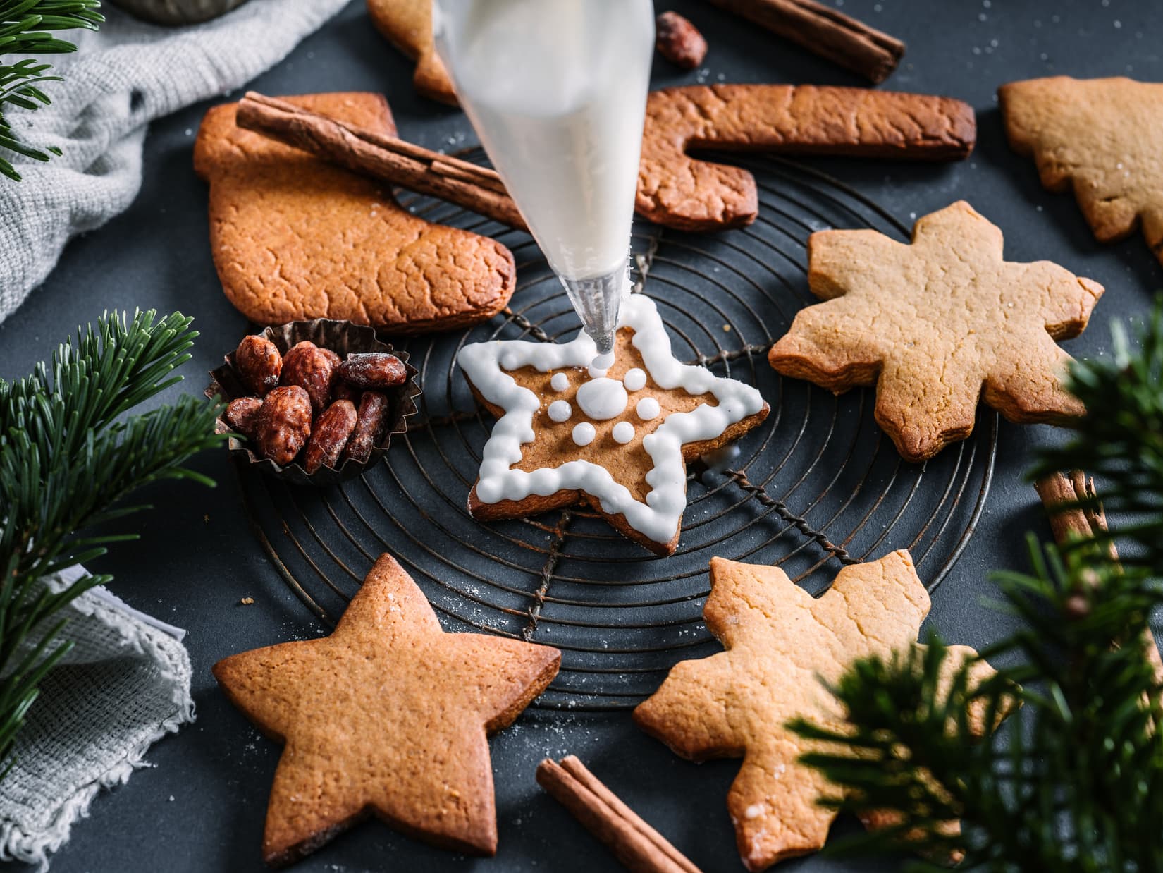 Lag pepperkaker og pepperkakehus til jul | Meny.no