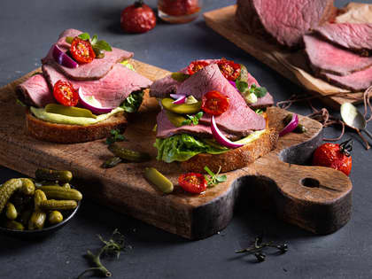 Helstekt roastbiff med hasselbackpoteter | Oppskrift | Meny.no