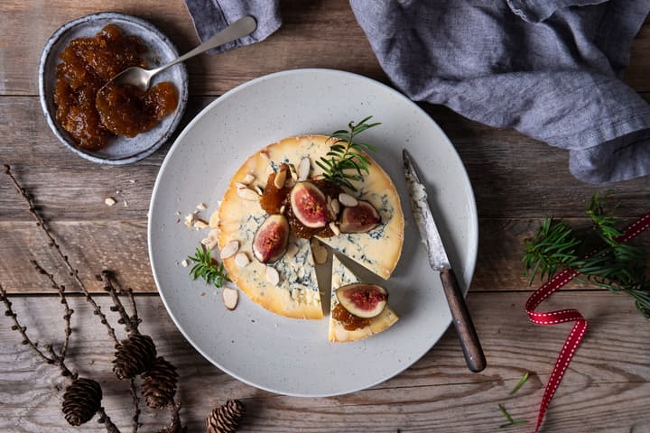 Slik spiser du blåmuggosten Stilton i julen | Meny.no