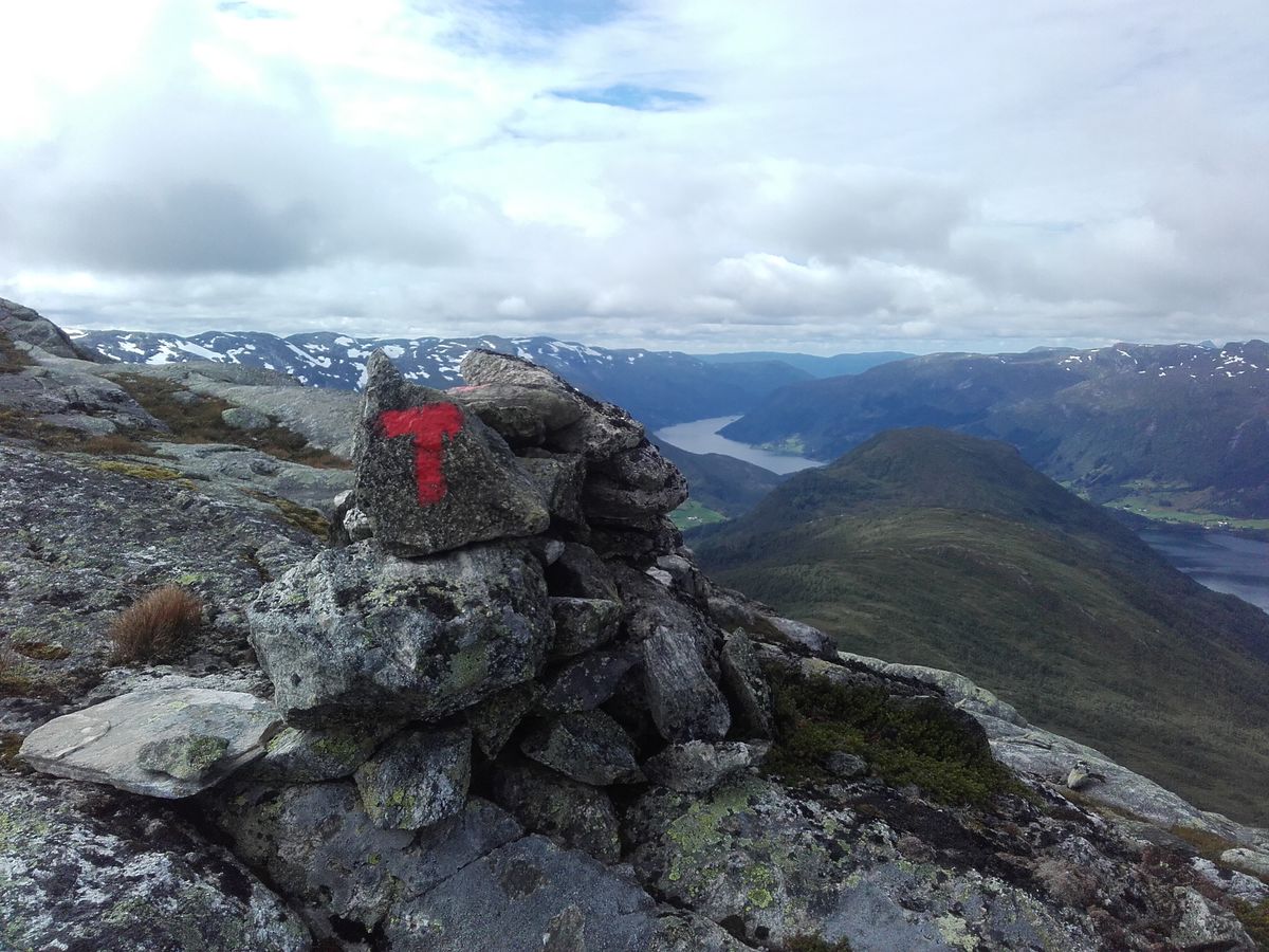Topptur til Storefjellet, frå Holtane ved Mjell i Eldalsdalen ...