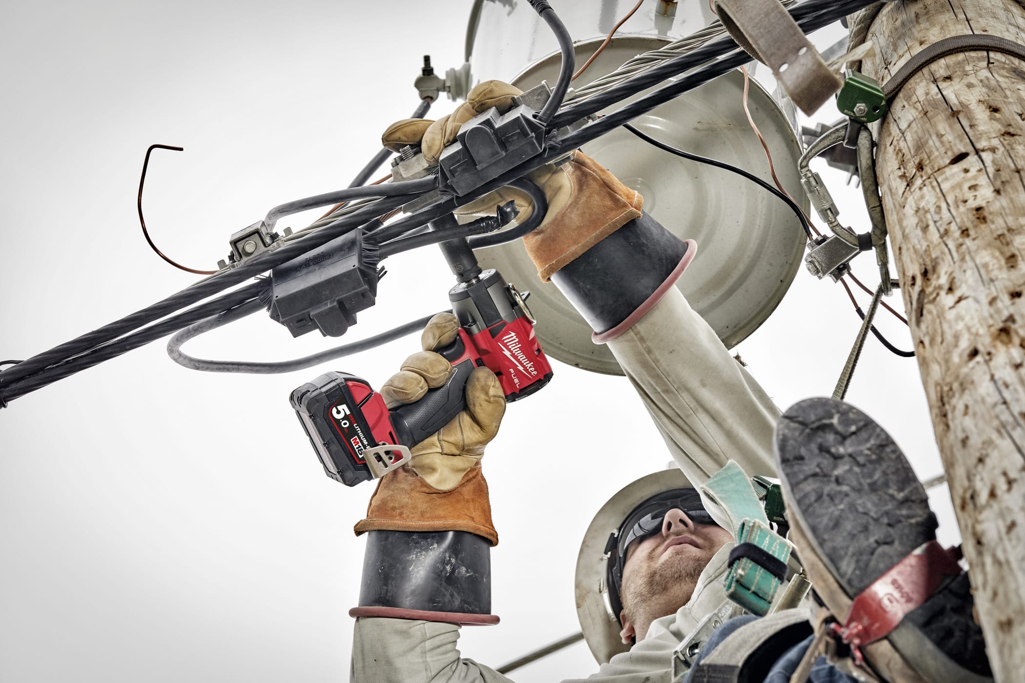 Milwaukee M18 FUEL Cordless Impact Wrench-1/2" Mid-Torque-with Friction ...