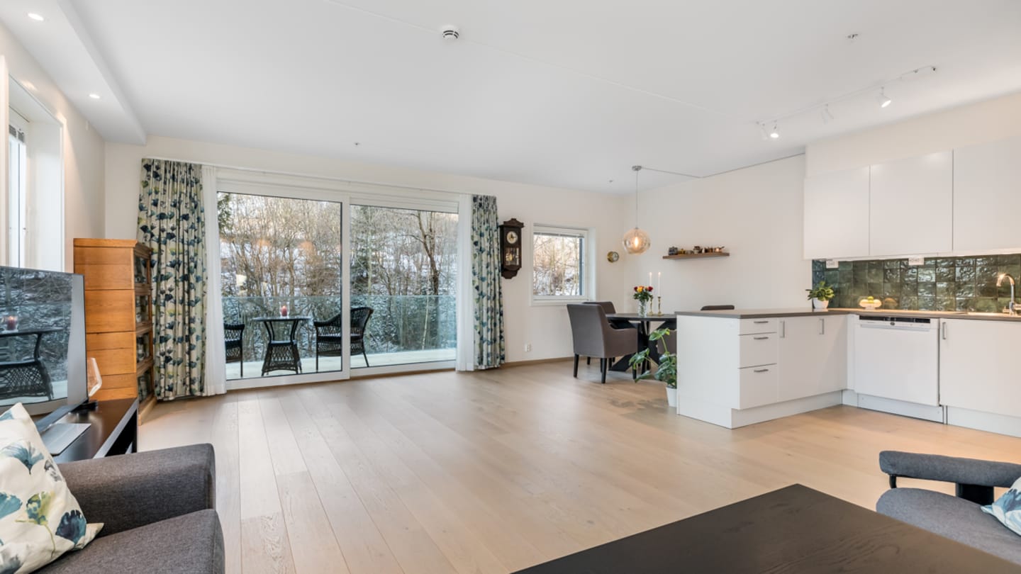 Pen,gjennomgående 3-roms fra 2019 med 2 balkonger, parkeringsplass ...