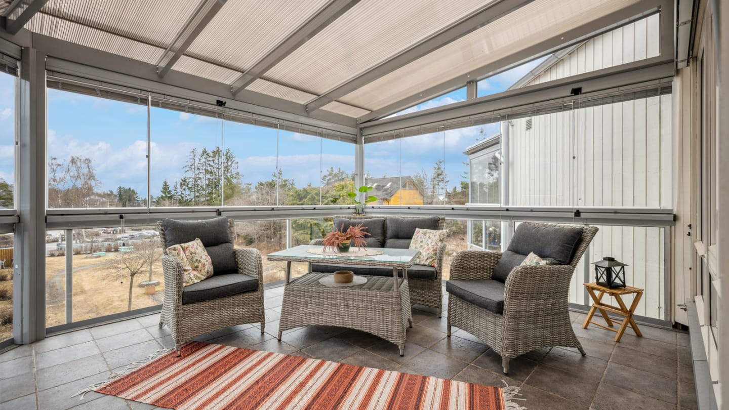 Solrik selveierleilighet med innglasset balkong og garasje. Trappefri ...