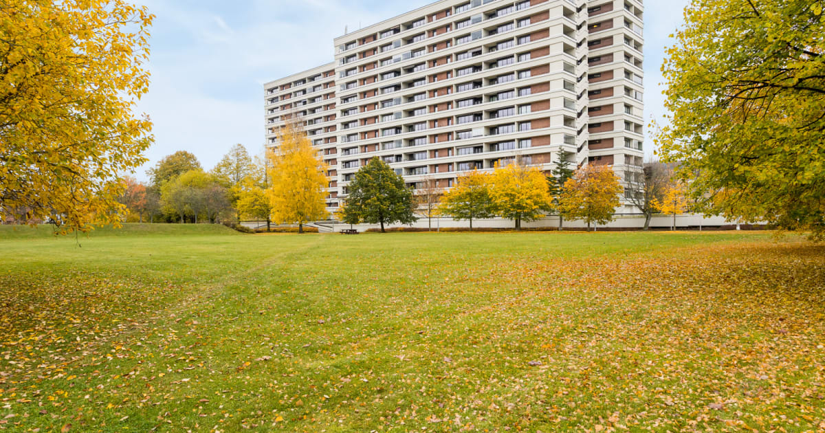 Stor 2-roms med vestvendt balkong i 3. etasje. Fyring og vv inkl. Garasjeplass. Oppussingsobjekt ...