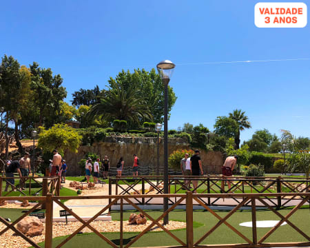 Percurso de Minigolfe com 20 Buracos no MiniGolf Adventure Park ...