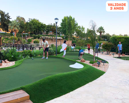 Percurso de Minigolfe com 20 Buracos no MiniGolf Adventure Park ...