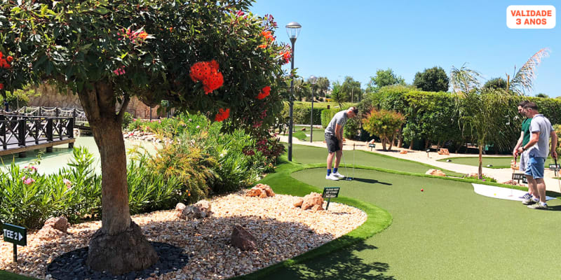 Percurso de Minigolfe com 20 Buracos no MiniGolf Adventure Park ...