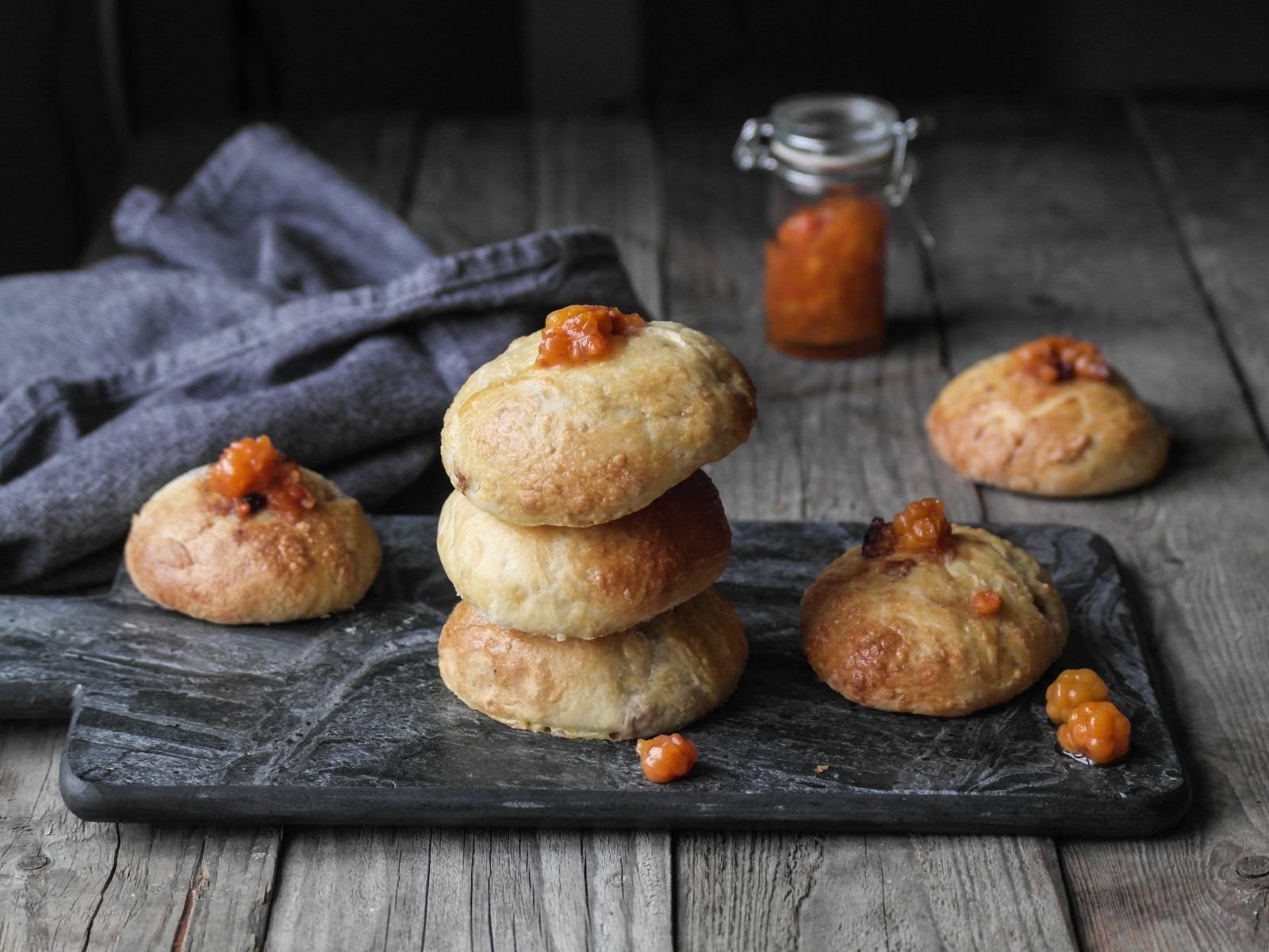 Saftige boller med multebær