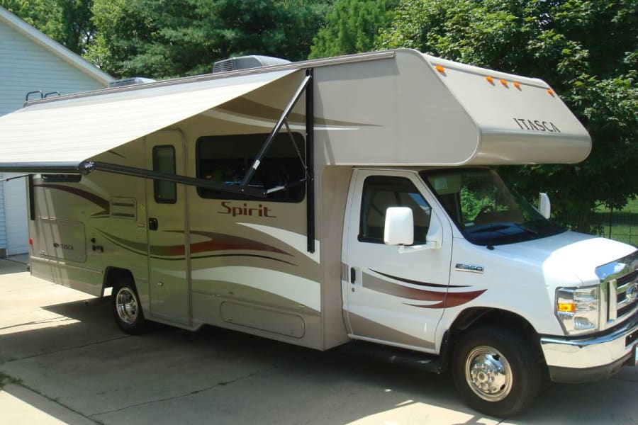 2014 Winnebago Itasca Spirit Motor Home Class C Rental in Germantown ...