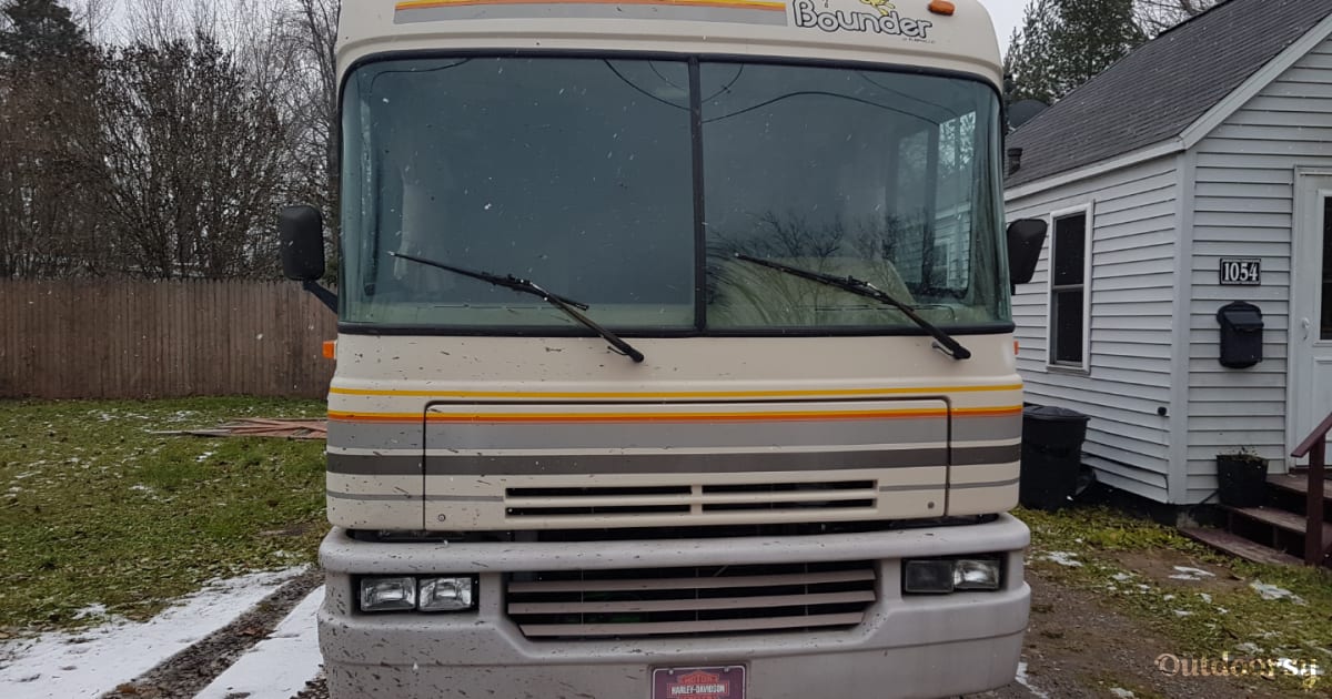 1994 Fleetwood Bounder Motor Home Class A Rental in Rogers City, MI ...