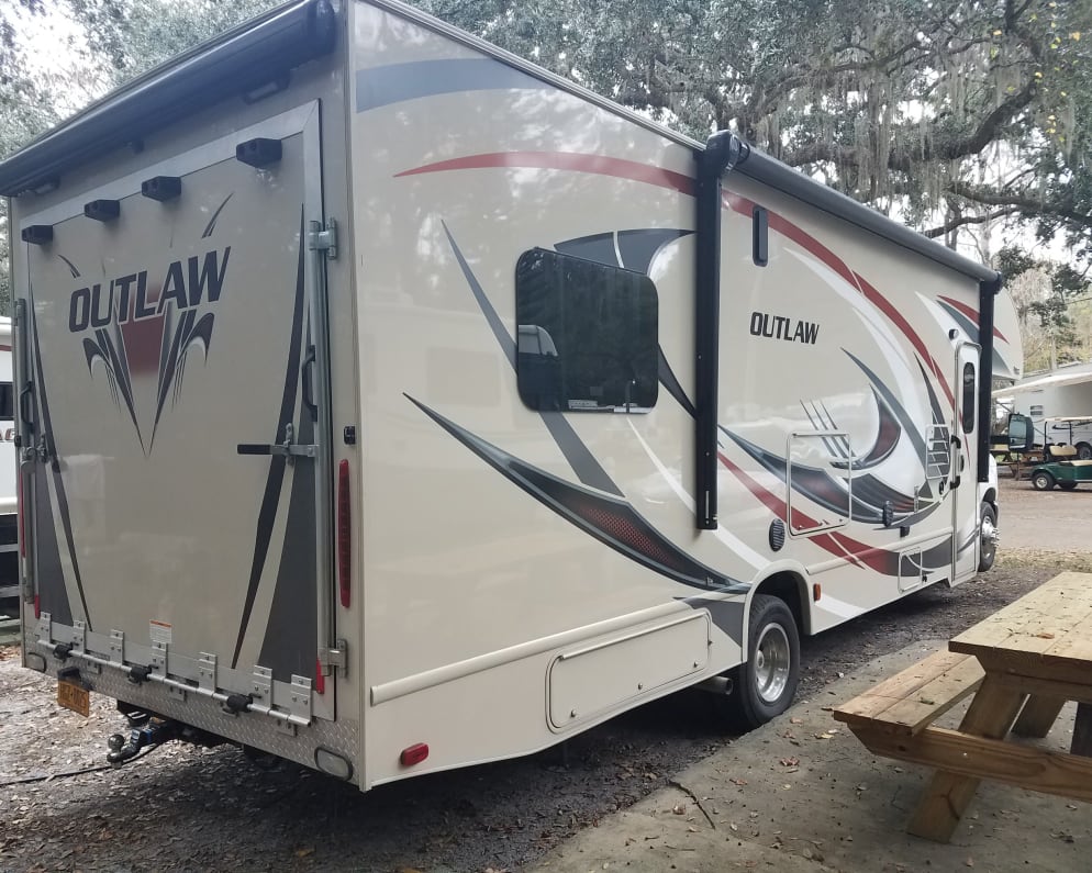 2017 Class C RV for Rent in Jacksonville, North Carolina - RVUSA.com