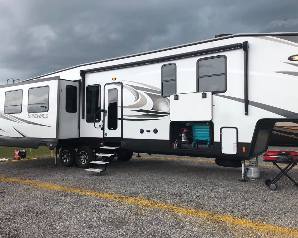 2019 Fifth Wheel RV for Rent in Mukwonago, Wisconsin - RVUSA.com