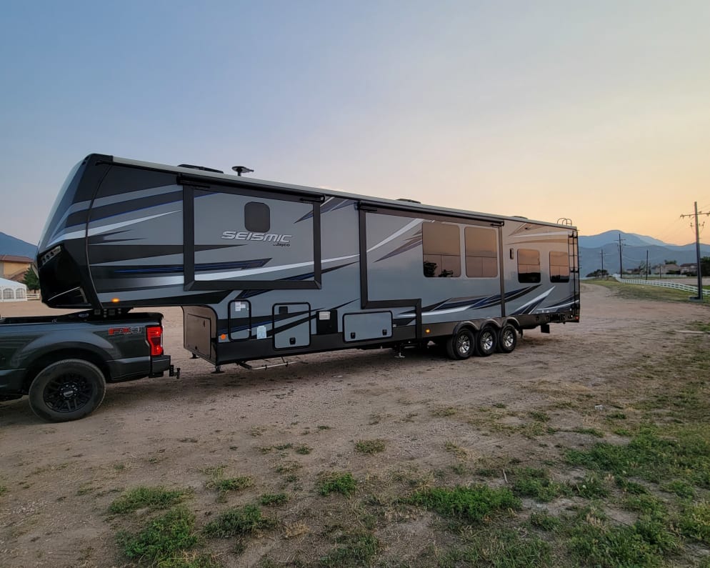 2019 Fifth Wheel RV for Rent in Colorado Springs, Colorado - RVUSA.com