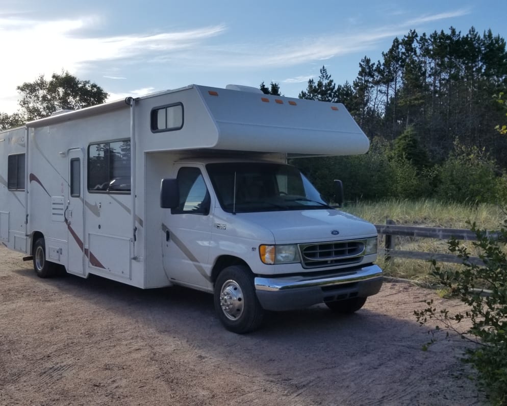 2002 Class C RV for Rent in Saint-Basile-le-Grand, Quebec - RVUSA.com