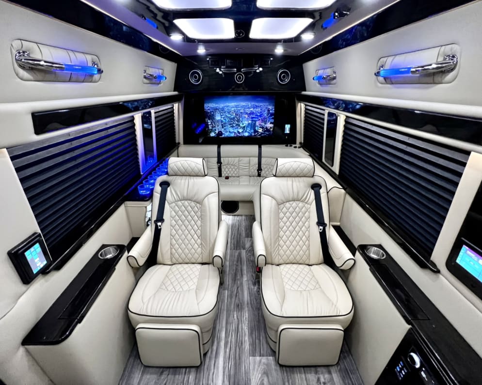 2022 Class C RV for Rent in Studio City, California - RVUSA.com