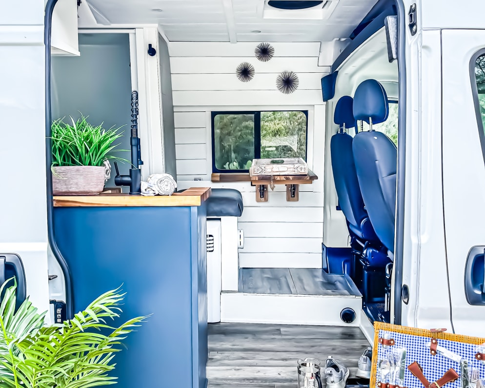 2021 Class B RV for Rent in Newport Beach, California - RVUSA.com