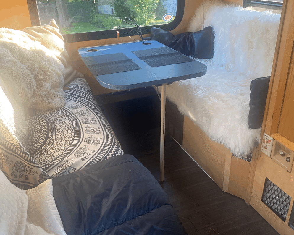 1985 Winnebago Lesharo Class B RV for Rent in Laval, Quebec - RVUSA.com