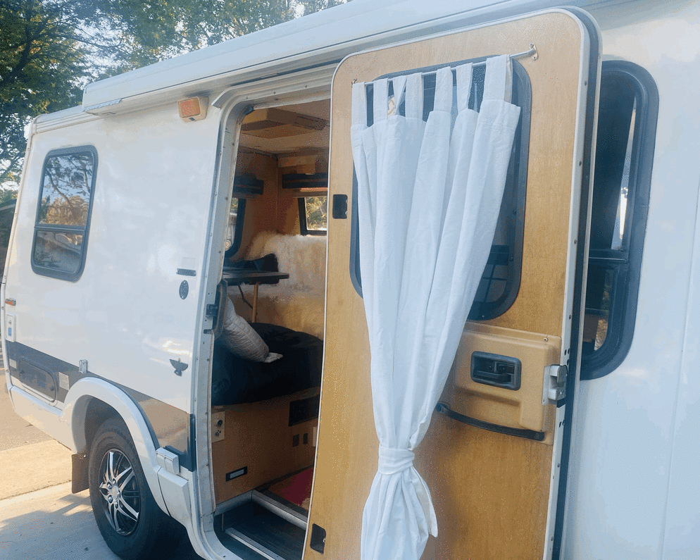 1985 Winnebago Lesharo Class B RV for Rent in Laval, Quebec - RVUSA.com