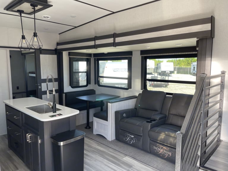 2021 Keystone RV Sprinter Limited Fifth-wheel Rental in Broken Arrow ...