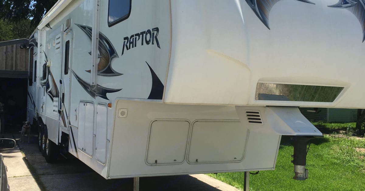2010 Keystone Raptor Toy hauler Rental in La Marque, TX | Outdoorsy