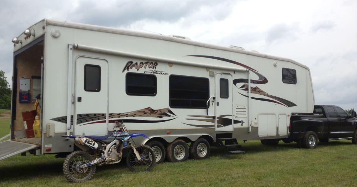 2005 Keystone Raptor Toy hauler Rental in East Stroudsburg, PA | Outdoorsy