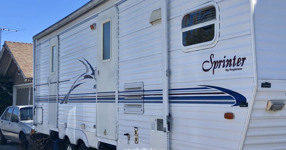 2003 Keystone Sprinter Travel trailer Rental in Costa Mesa, CA | Outdoorsy