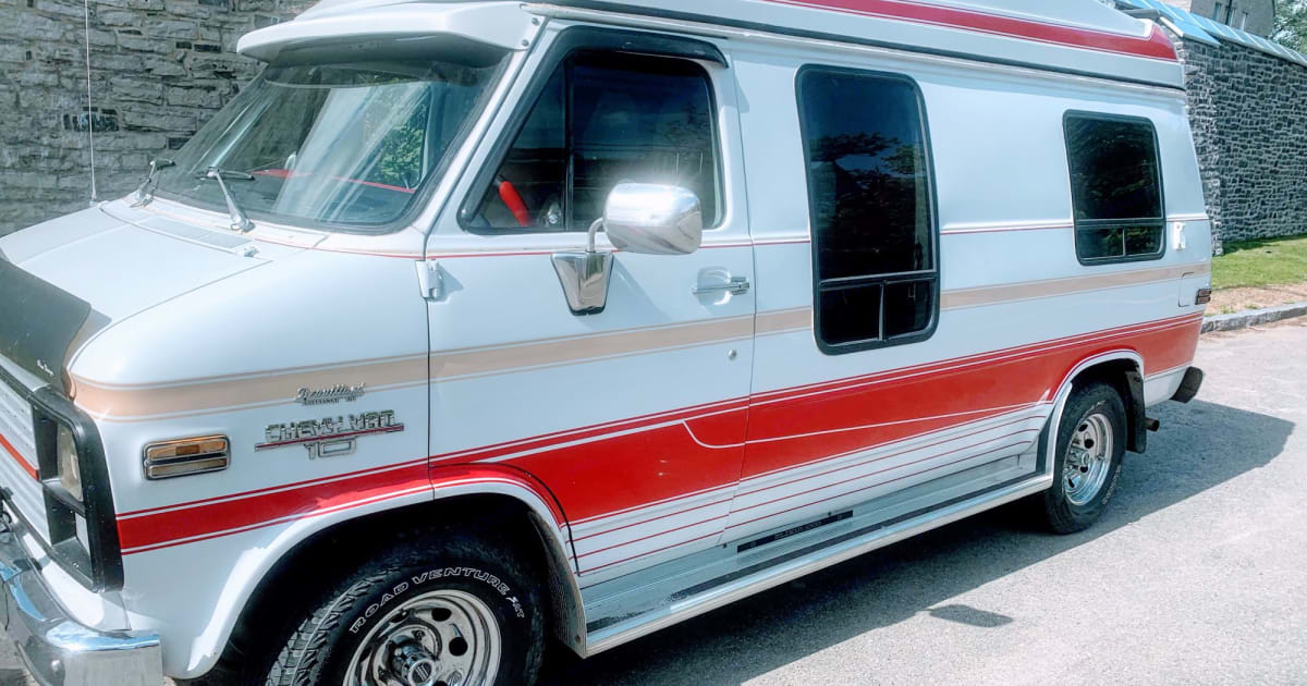 1983 Chevrolet G20 Camper van Rental in Québec, QC | Outdoorsy