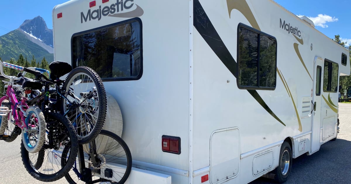 2006 Ford Cutaway Motorhome Rental in CALGARY, AB | Outdoorsy