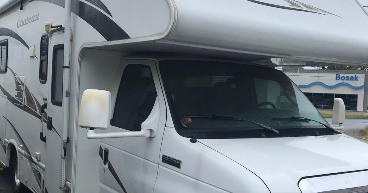 2011 Four Winds Chateau Motorhome Rental in LaPorte, IN | Outdoorsy